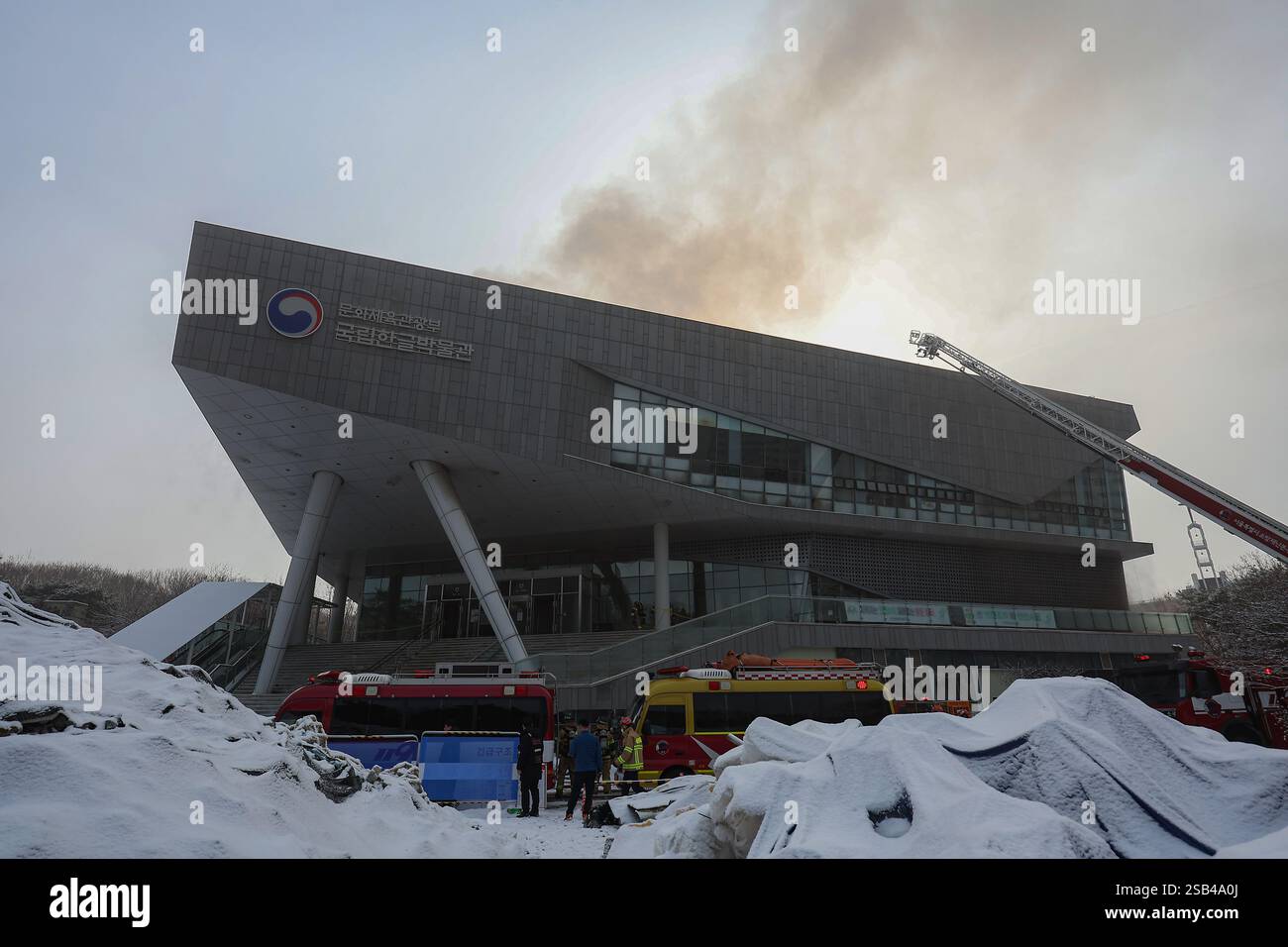01st Feb, 2025. Fire at national museum Firefighters work to contain a ...