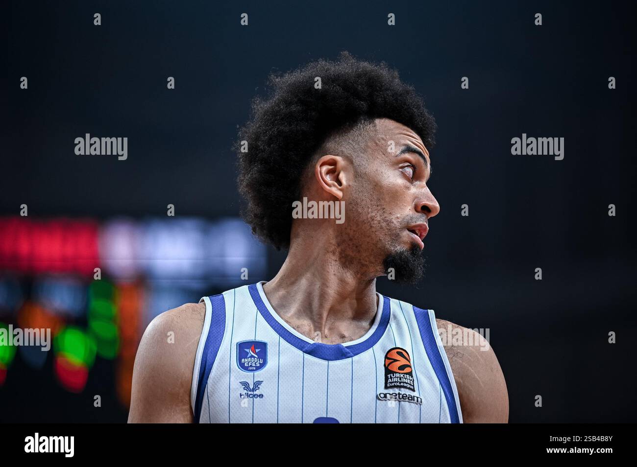Piraeus, Greece. 31st Jan, 2025. 3 Jordan Nwora of Anadolu Efes plays ...