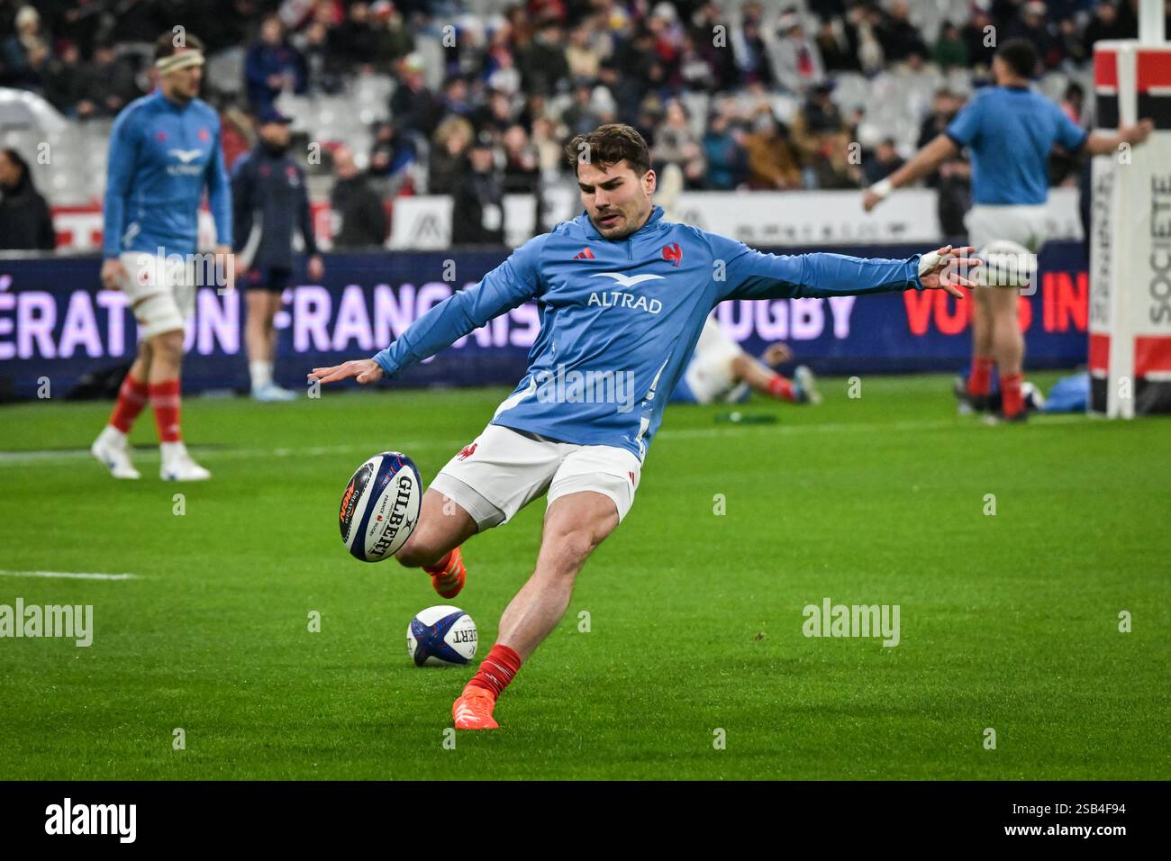 Metz, France. 31st Jan, 2025. French Scrum Half Antoine Dupont warms up ...