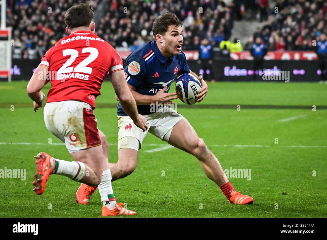 Metz, France. 31st Jan, 2025. French Scrum Half Antoine Dupont fights ...