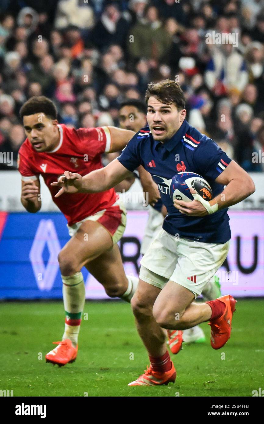 Metz, France. 31st Jan, 2025. French Scrum Half Antoine Dupont runs ...