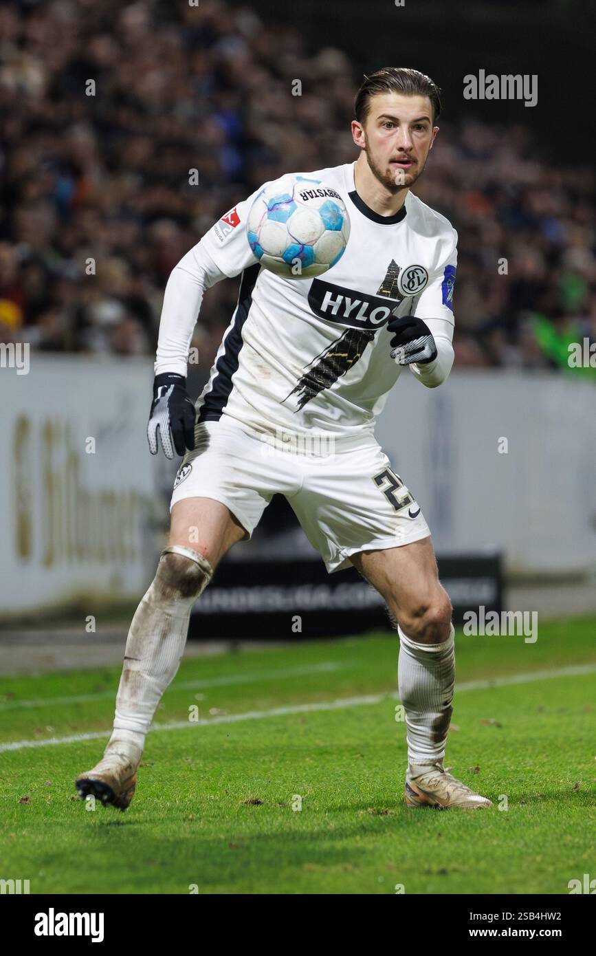 Lukas Petkov (SV 07 Elversberg) mit Ball, SV Elversberg vs Karlsruher ...