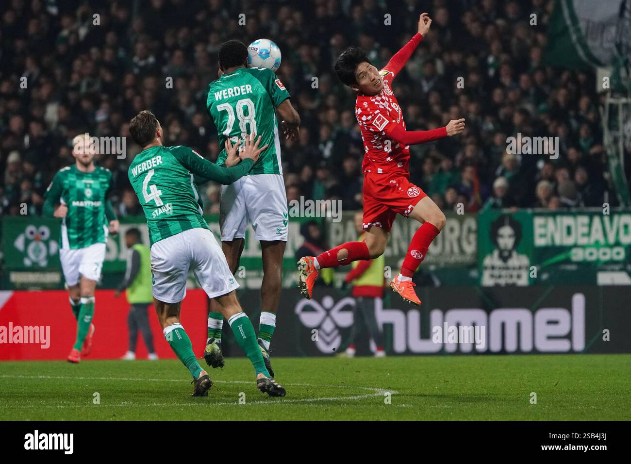 Skelly Alvero (SV Werder Bremen, #28) Kopfball, Hyunseok Hong (1. FSV ...