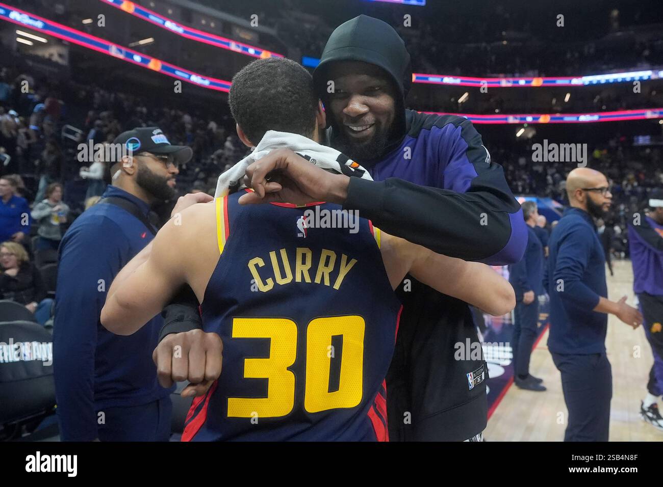 Golden State Warriors guard Stephen Curry (30) hugs Phoenix Suns ...
