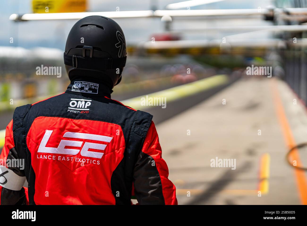 Bathurst, New South Wales, Australia. 1st Feb, 2025. Arise Racing GT mechanics at Meguiar's ...