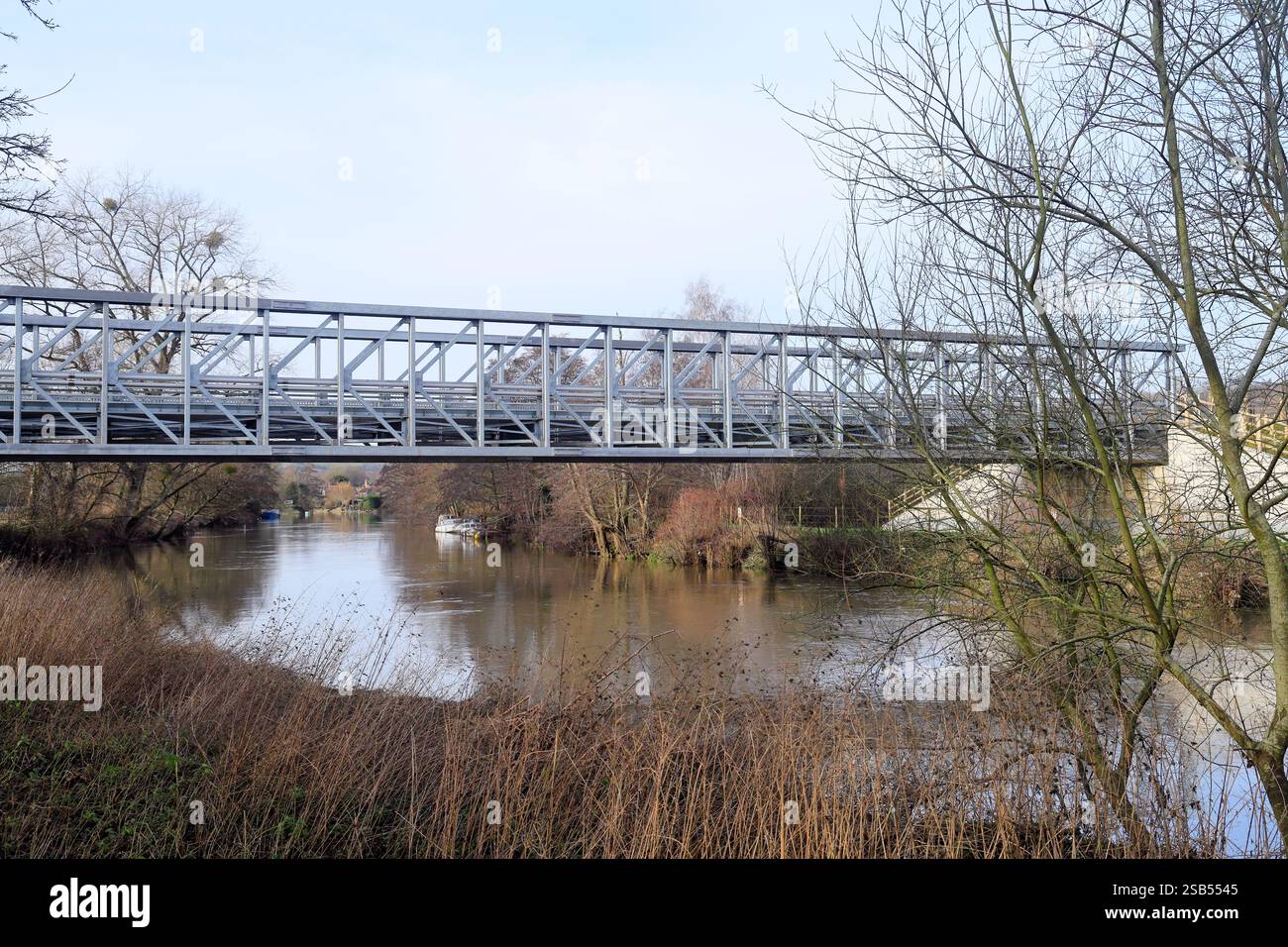 New bridge crossing the River Avon from the A431 to Saltford water ...