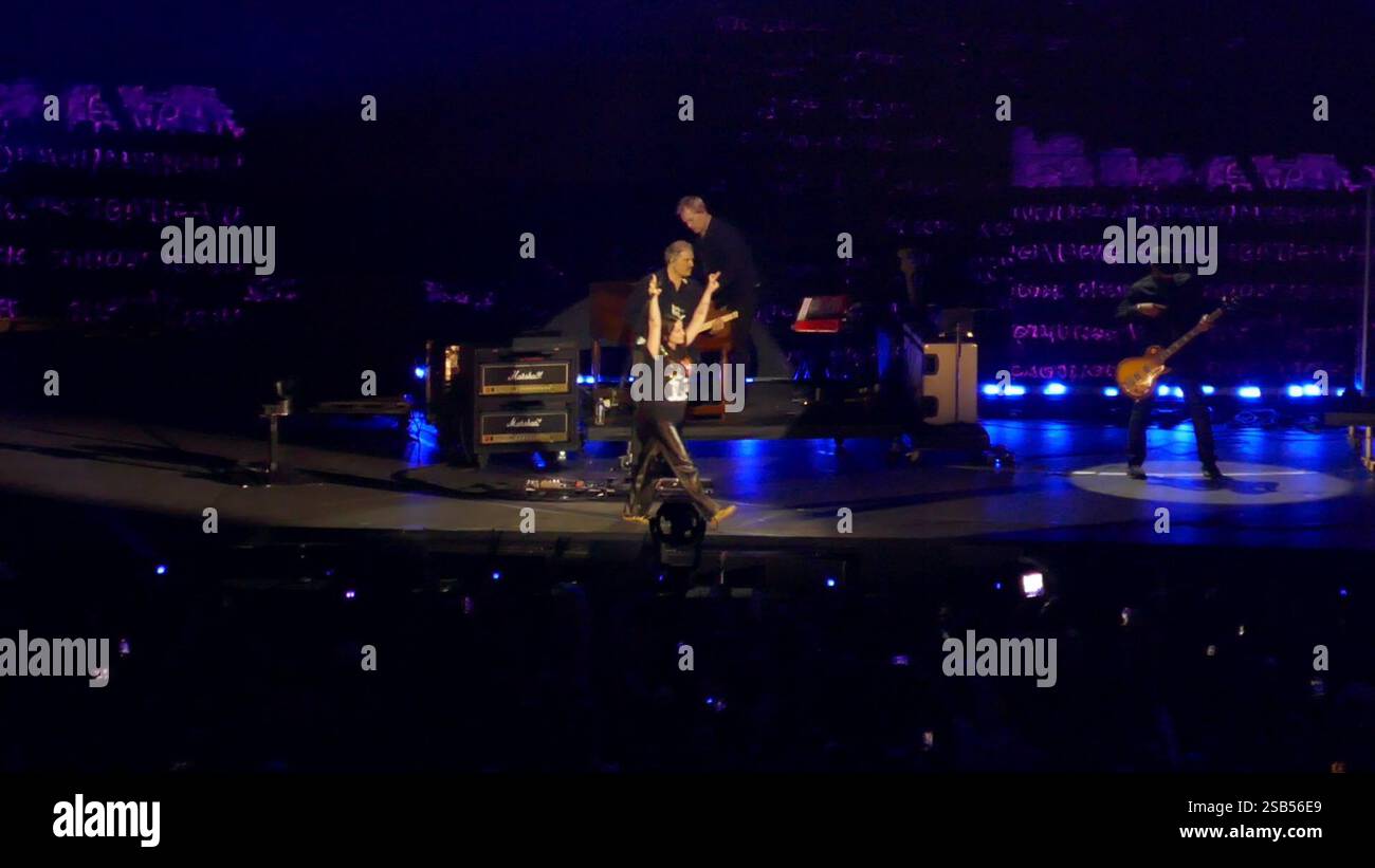 Tate mcrae olivia rodrigo hi-res stock photography and images - Alamy