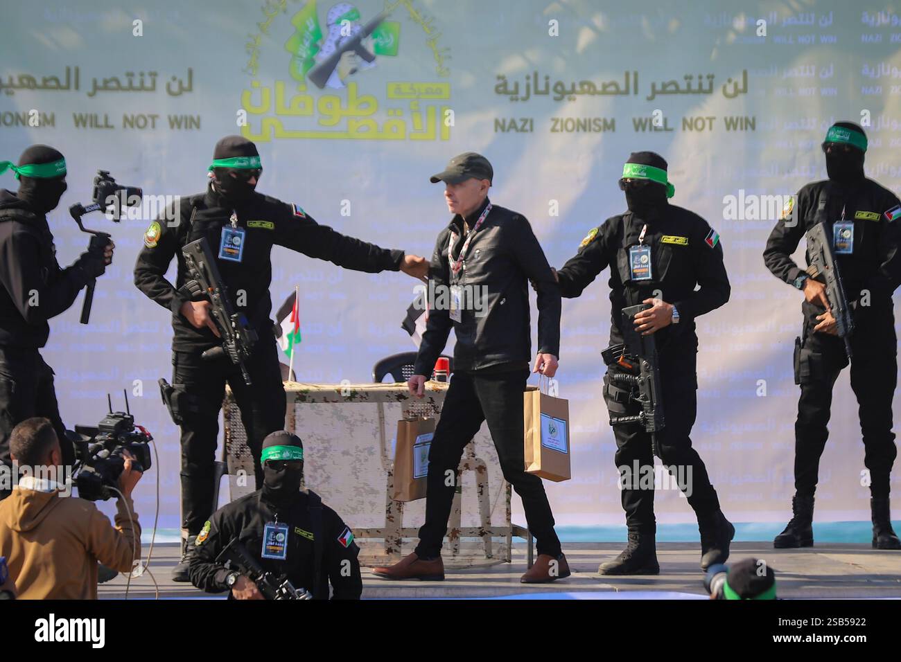 American-Israeli hostage Keith Siegel, 65, is escorted by Hamas ...