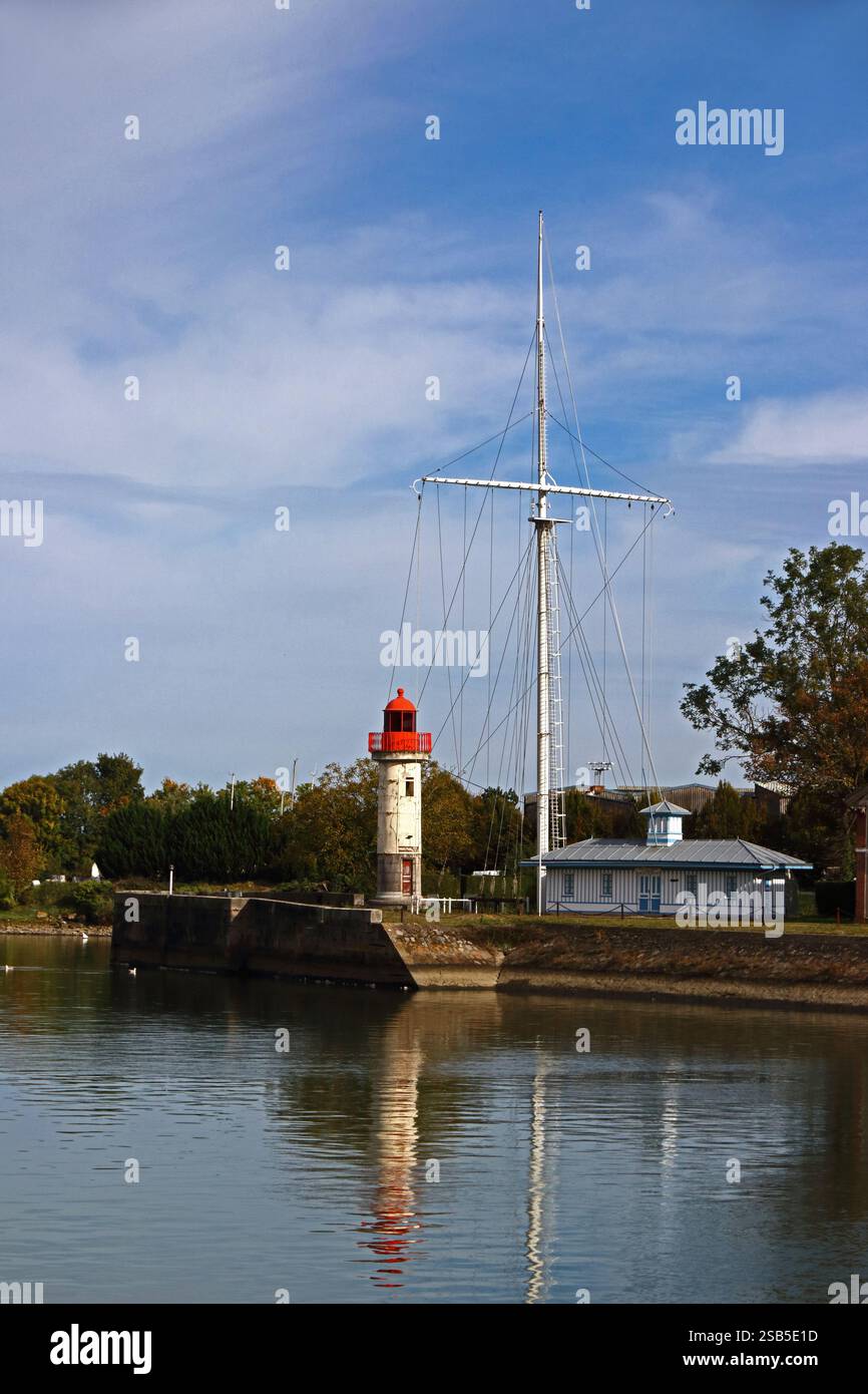 Harbour light in Avant-Port, Honfleur Stock Photo - Alamy