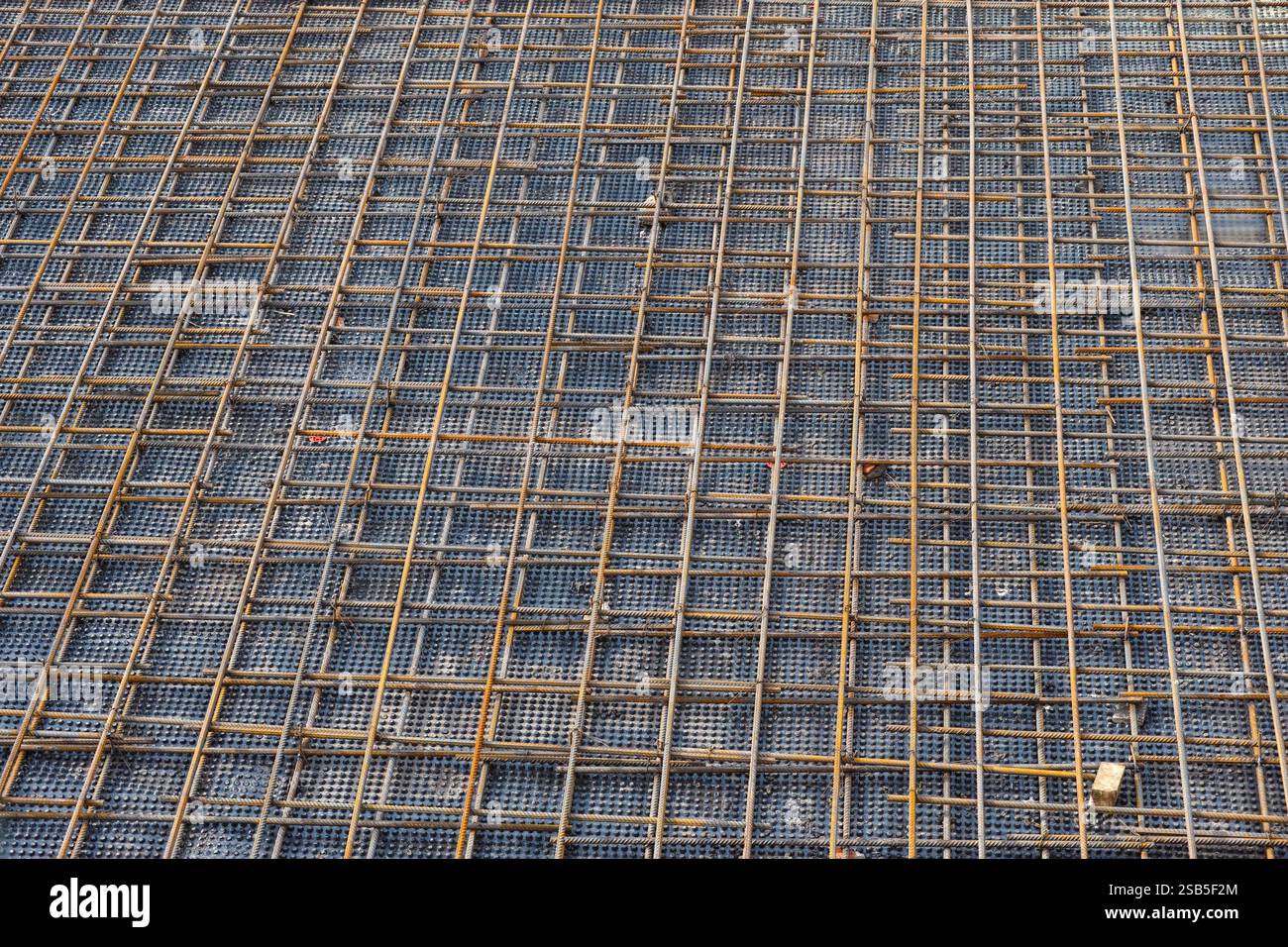 Rebar lying on the foundation of a building. Full frame Stock Photo - Alamy