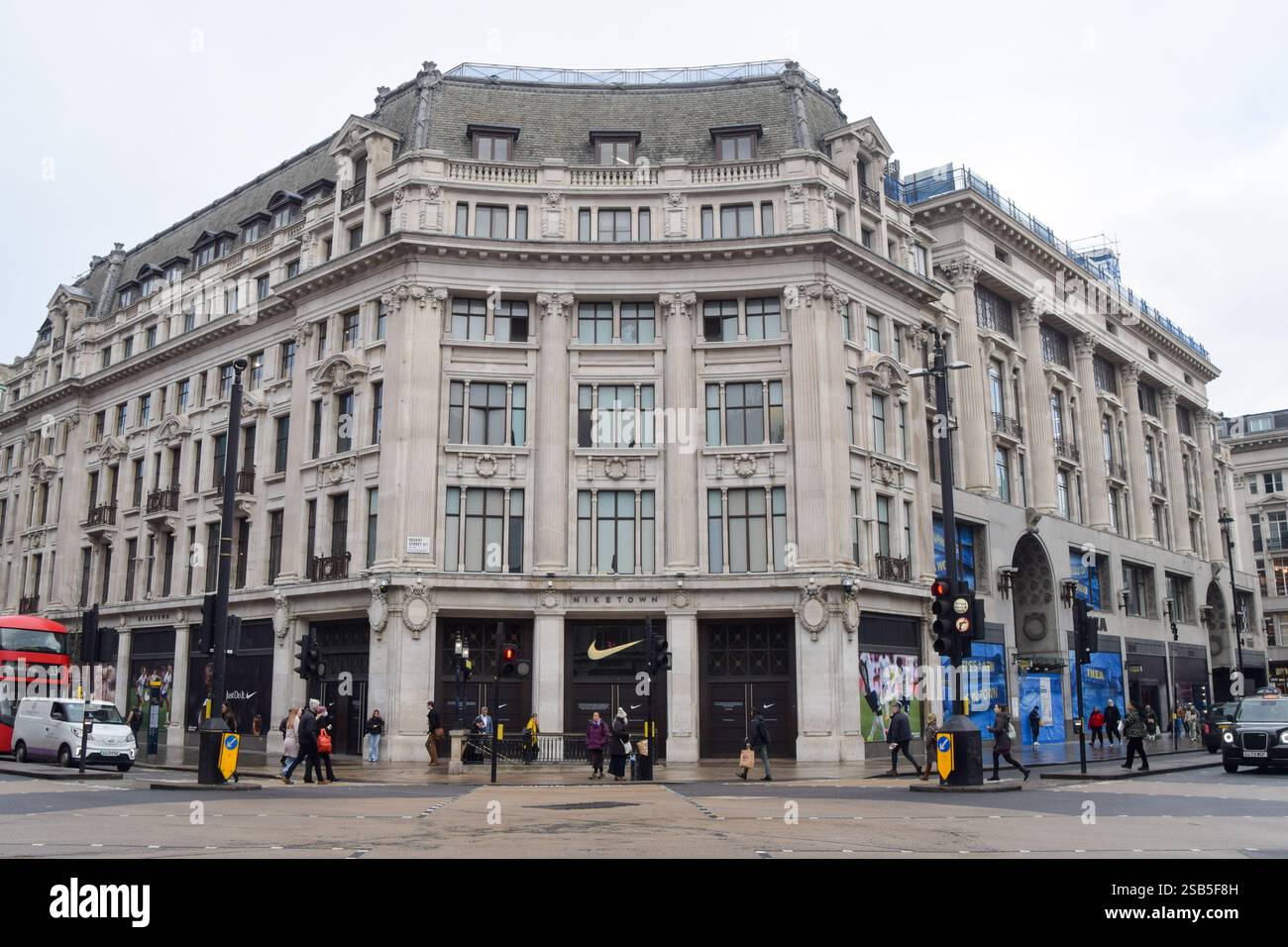 London, UK. 28th January 2025. Exterior view of Nike Town in Oxford ...