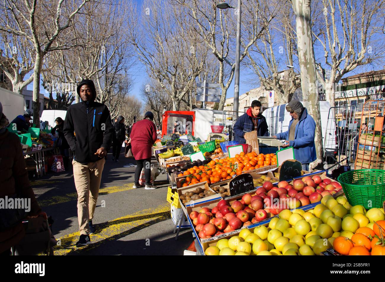Traditional Saturday market in Arles, Fresh fruits and vegetables ...
