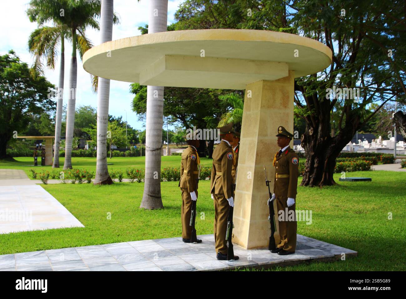 Changing of the guard at the mausoleum of Cuban national hero Jose ...