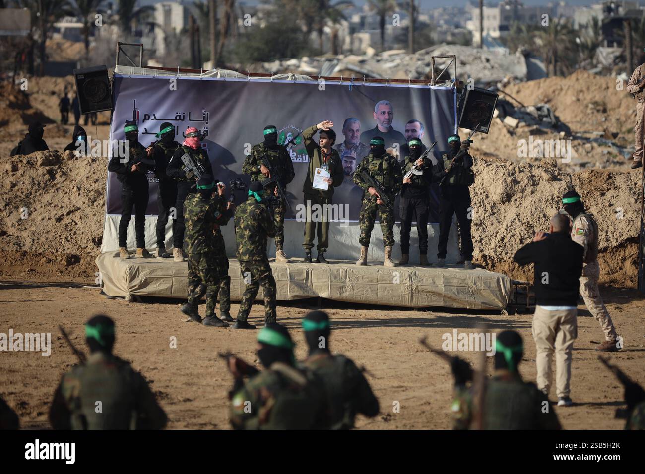 Palestinian militant group Hamas fighters escort Israeli-French hostage ...