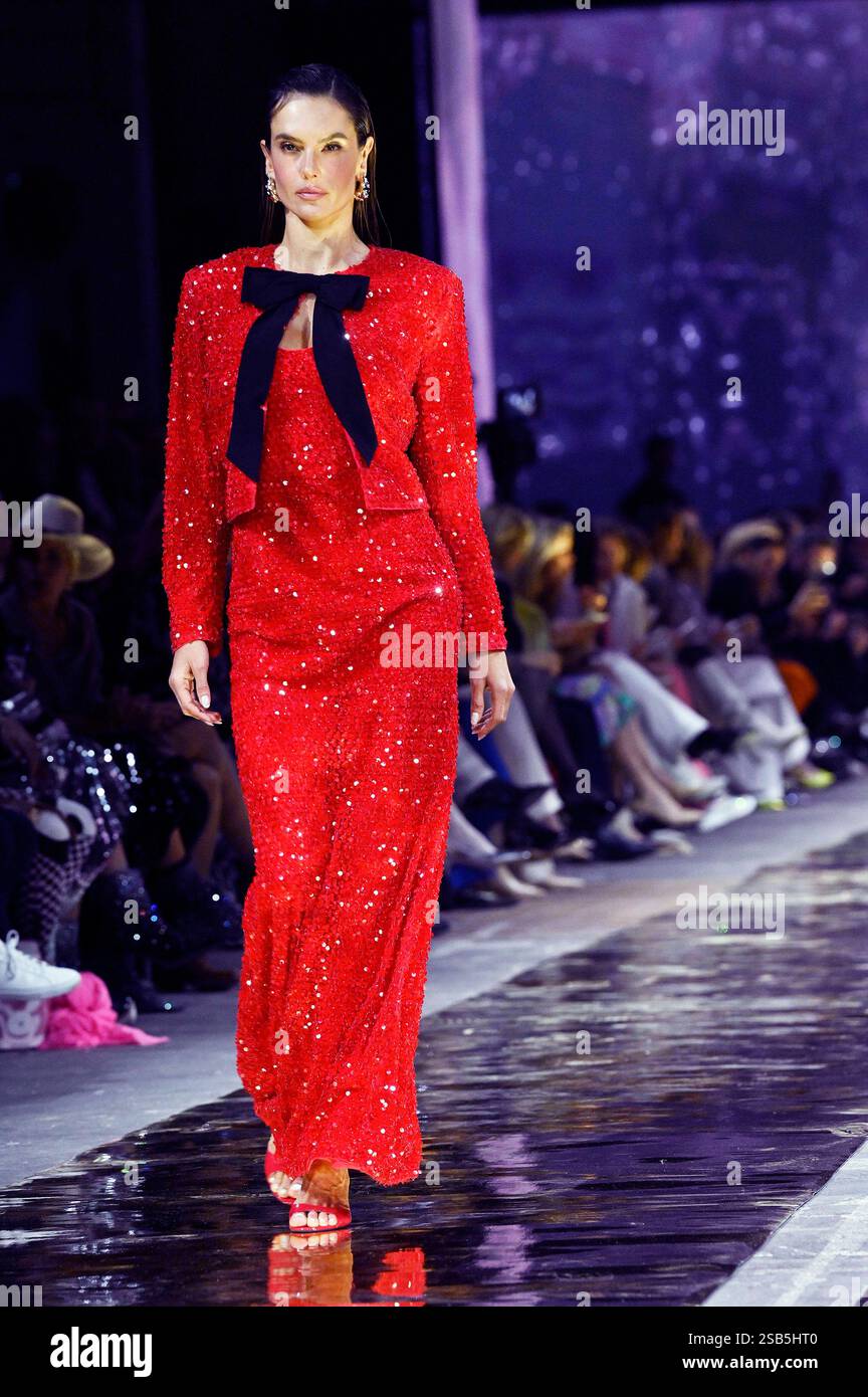 Alessandra Ambrosio bei der Marc Cain Fashion Show Parallel Universe ...