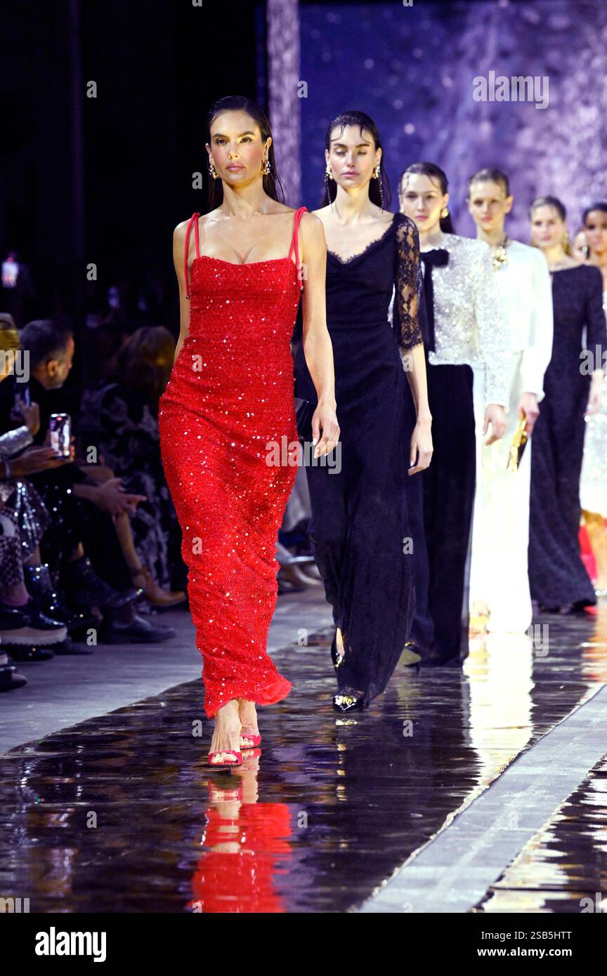 Alessandra Ambrosio bei der Marc Cain Fashion Show Parallel Universe ...