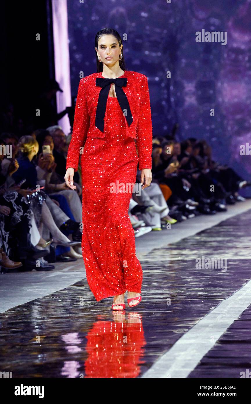 Alessandra Ambrosio bei der Marc Cain Fashion Show Parallel Universe ...