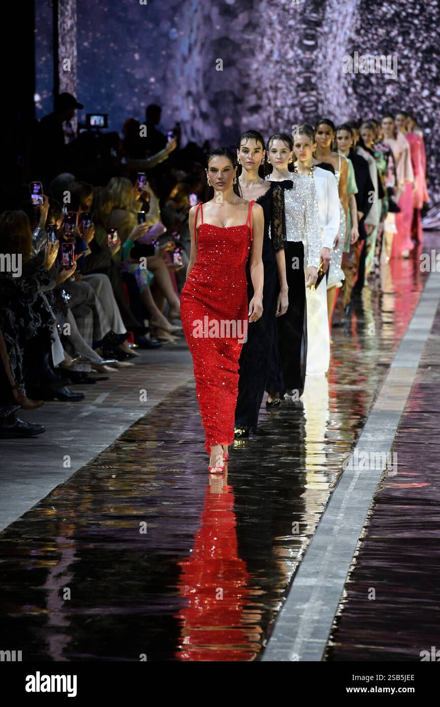Alessandra Ambrosio bei der MARC CAIN FASHION SHOW im Rahmen der Berlin ...