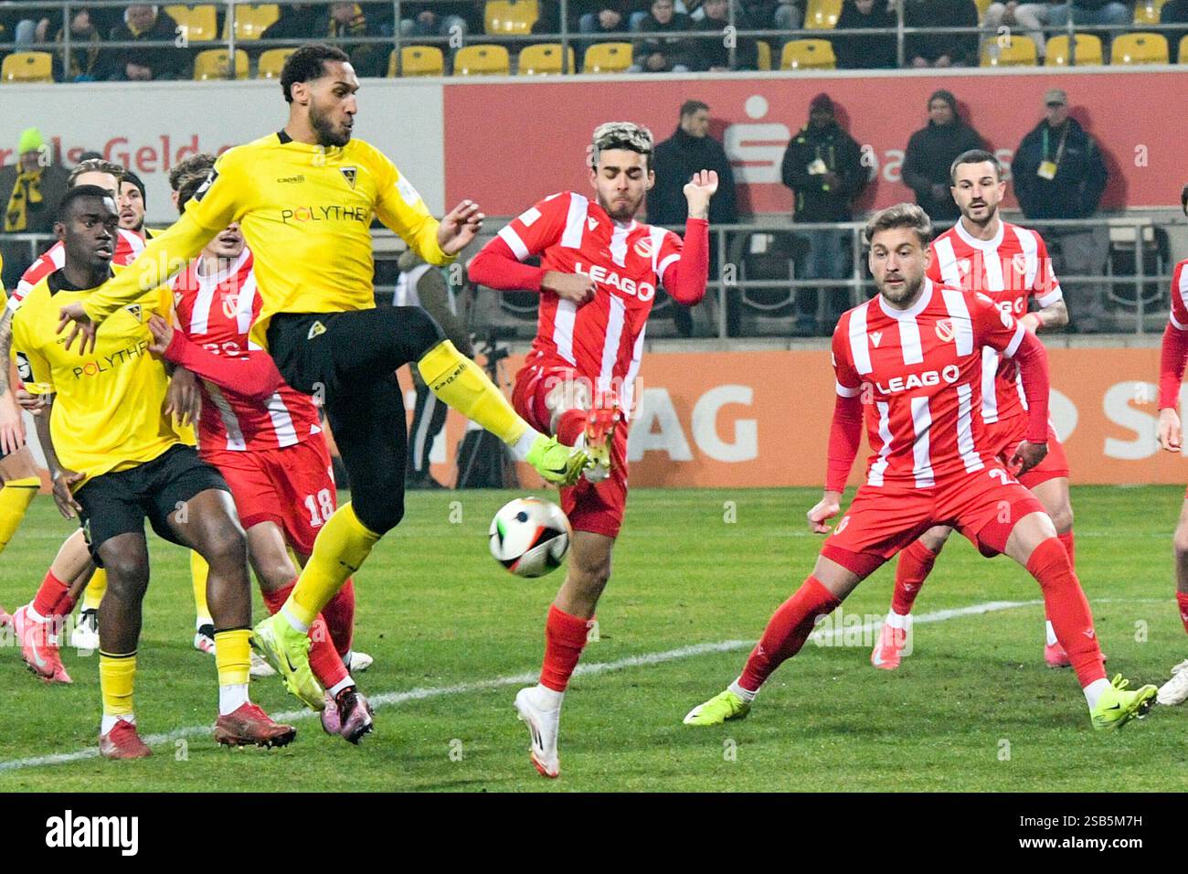 Aachen, Deutschland. 31st Jan, 2025. v.li.: Kevin Goden (Alemannia Aachen, 11), Aktion, Action ...