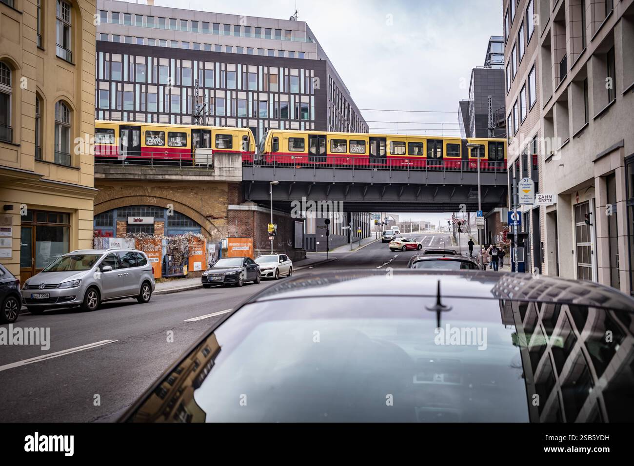 Berlin S-Bahn, Ringbahn im Regierungsviertel in Mitte - 01.02.2025 S ...