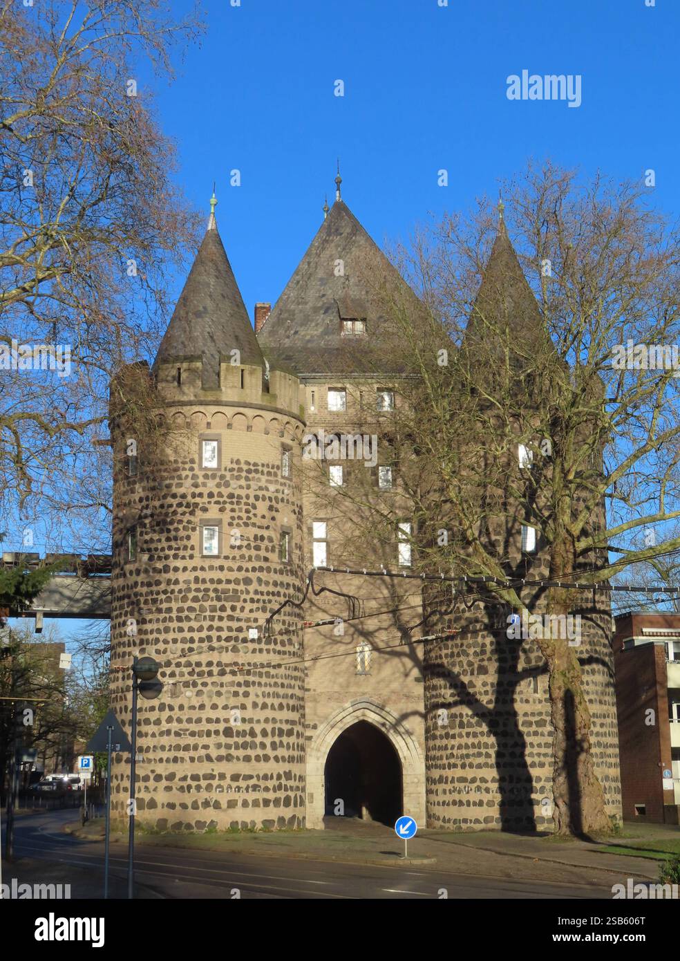 ...Blick auf das Obertor in Neuss - einziges erhaltenes Stadttor ...
