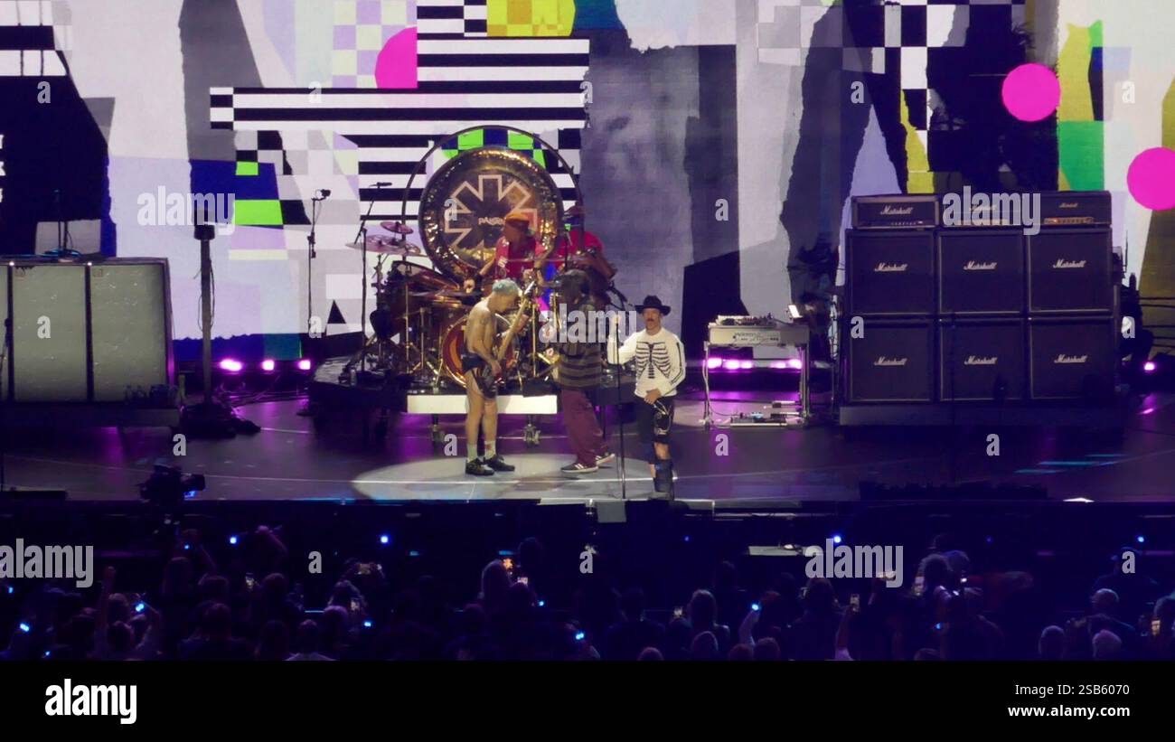 Tate mcrae perform 2025 hi-res stock photography and images - Alamy