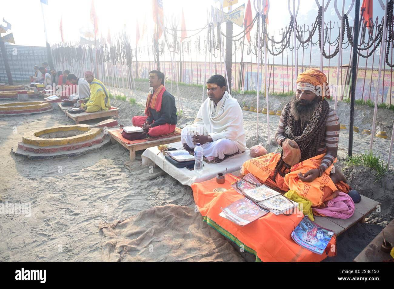 Prayagraj, Uttar Pradesh, India. 1st Feb, 2025. Prayagraj: Sadhus ...