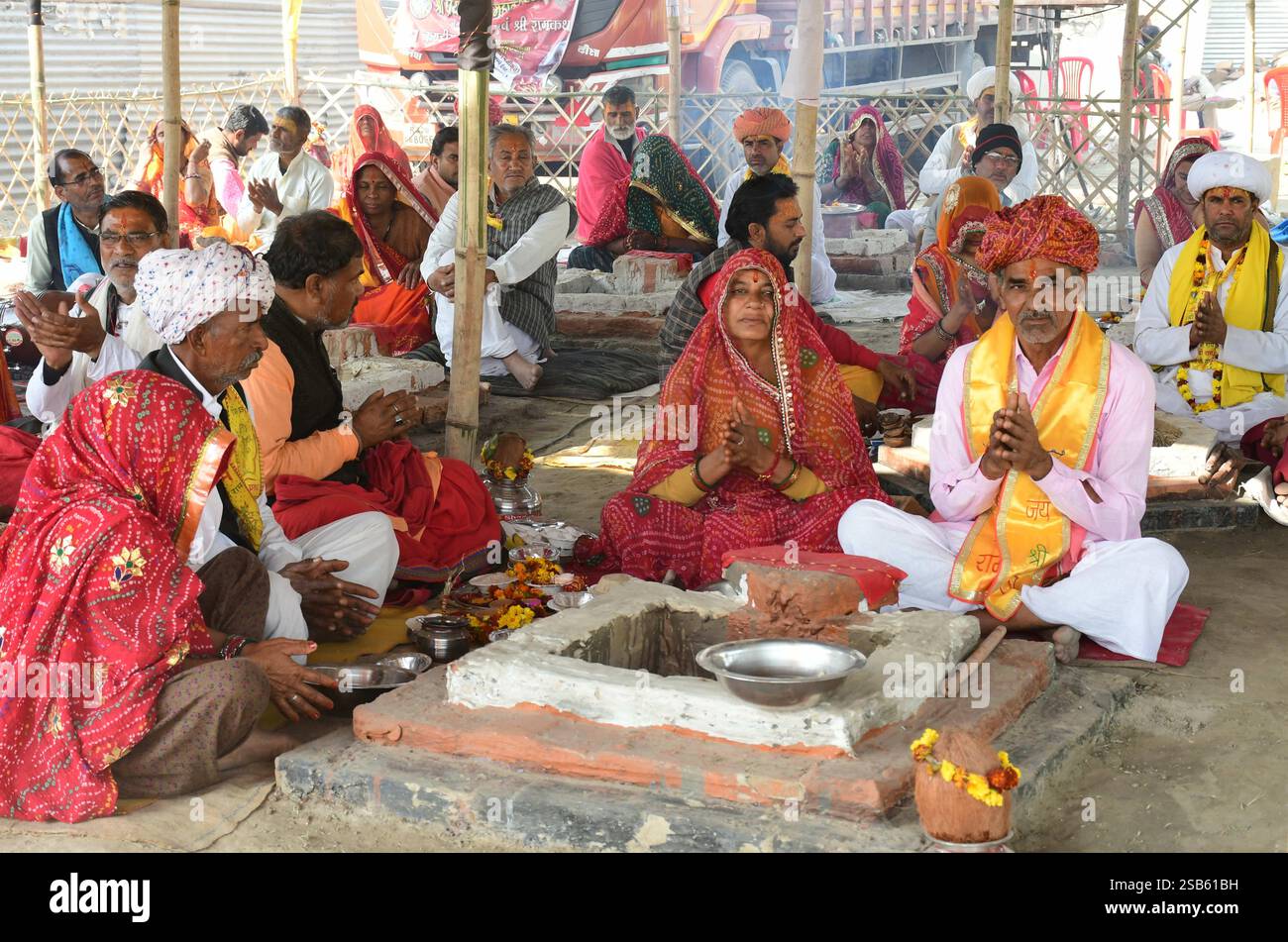 Prayagraj, Uttar Pradesh, India. 1st Feb, 2025. Prayagraj: Devotees ...