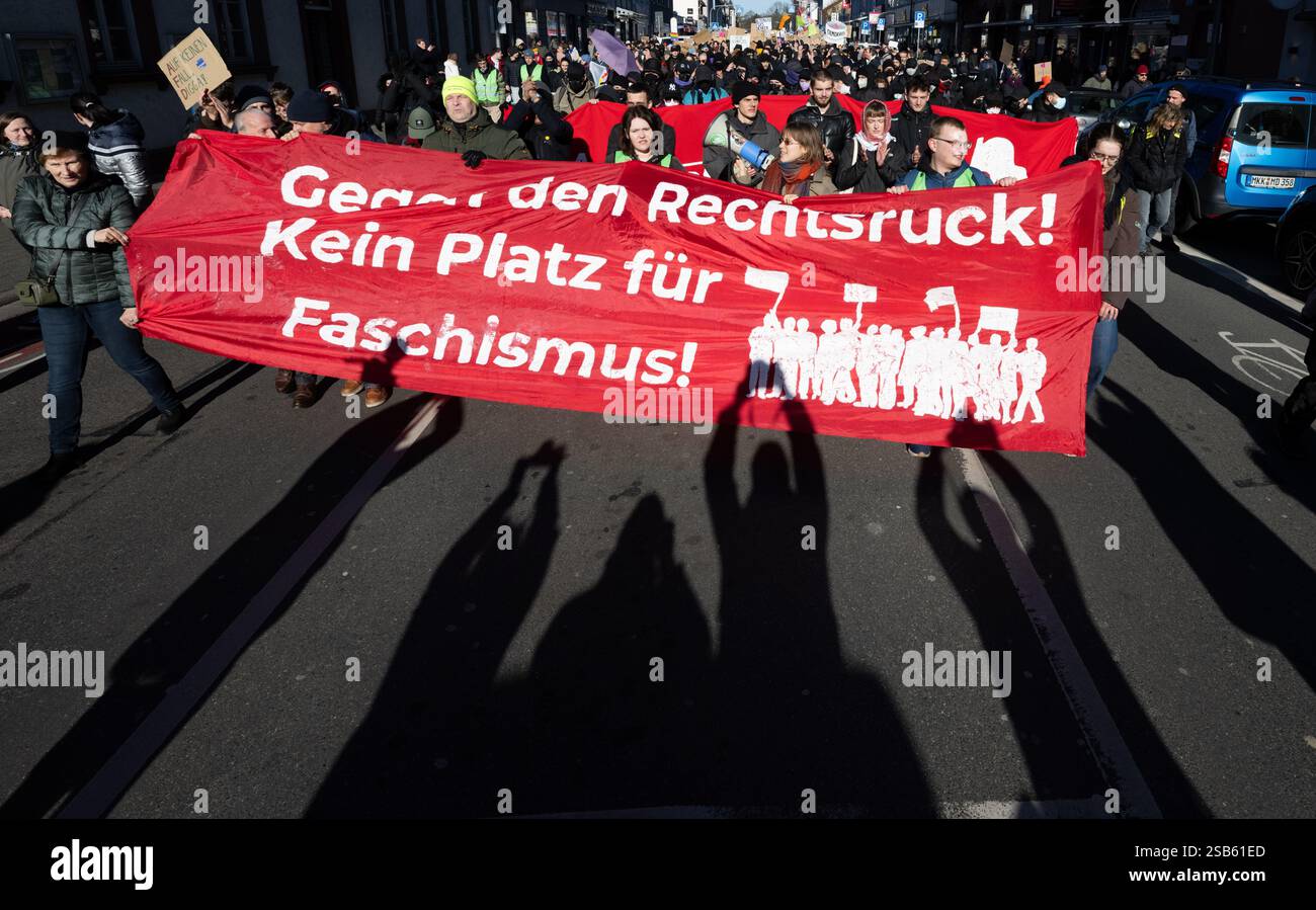 Neu Isenburg, Germany. 01st Feb, 2025. People demonstrate against an ...
