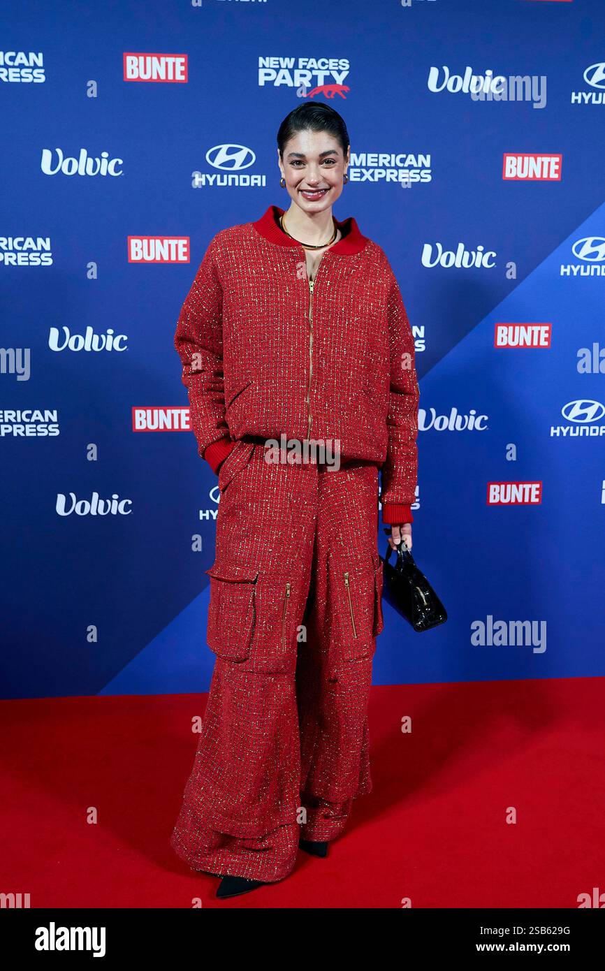 New Faces Party in der P61 Gallery in Berlin Sarah Posch New Faces ...