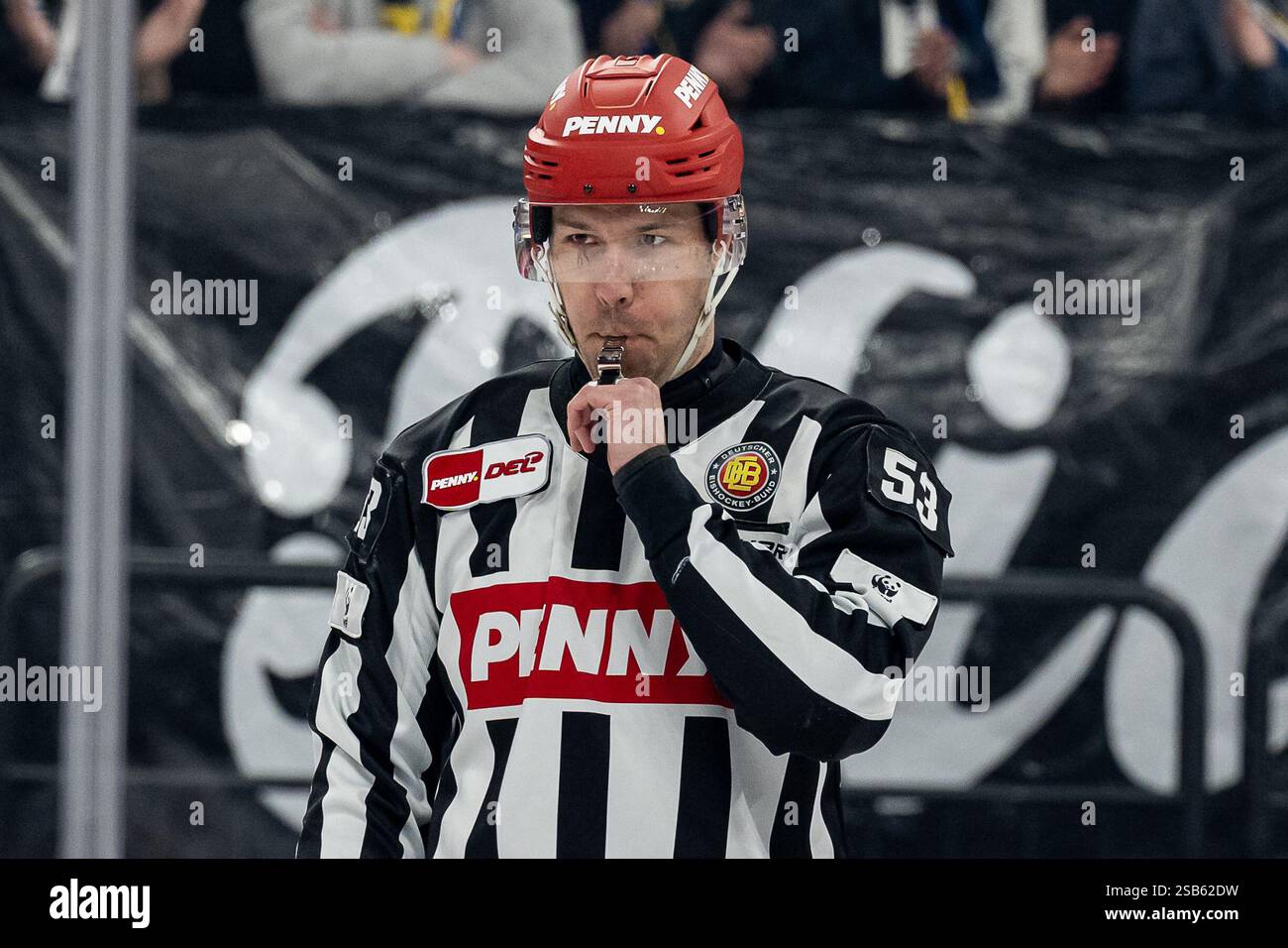 Linesperson Joshua Roemer / Portrait / Portraet. GER, EHC Red Bull ...