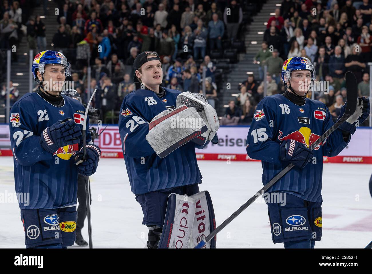 Jakob Weber (EHC Red Bull Muenchen, #22), Simon Wolf (Torwart, EHC Red ...