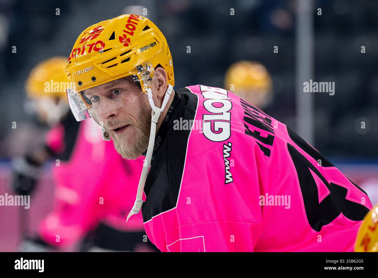 Nicholas B. Jensen (Fischtown Pinguins Bremerhaven, #48) beim Warmup ...