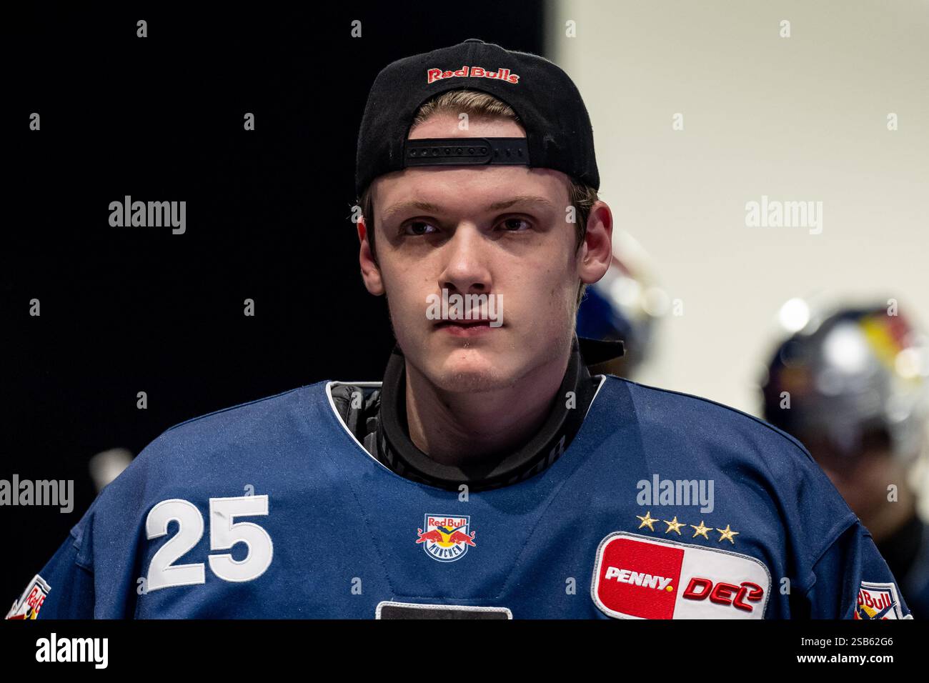 Simon Wolf (Torwart, EHC Red Bull Muenchen, #25) im Spielertunnel. GER ...