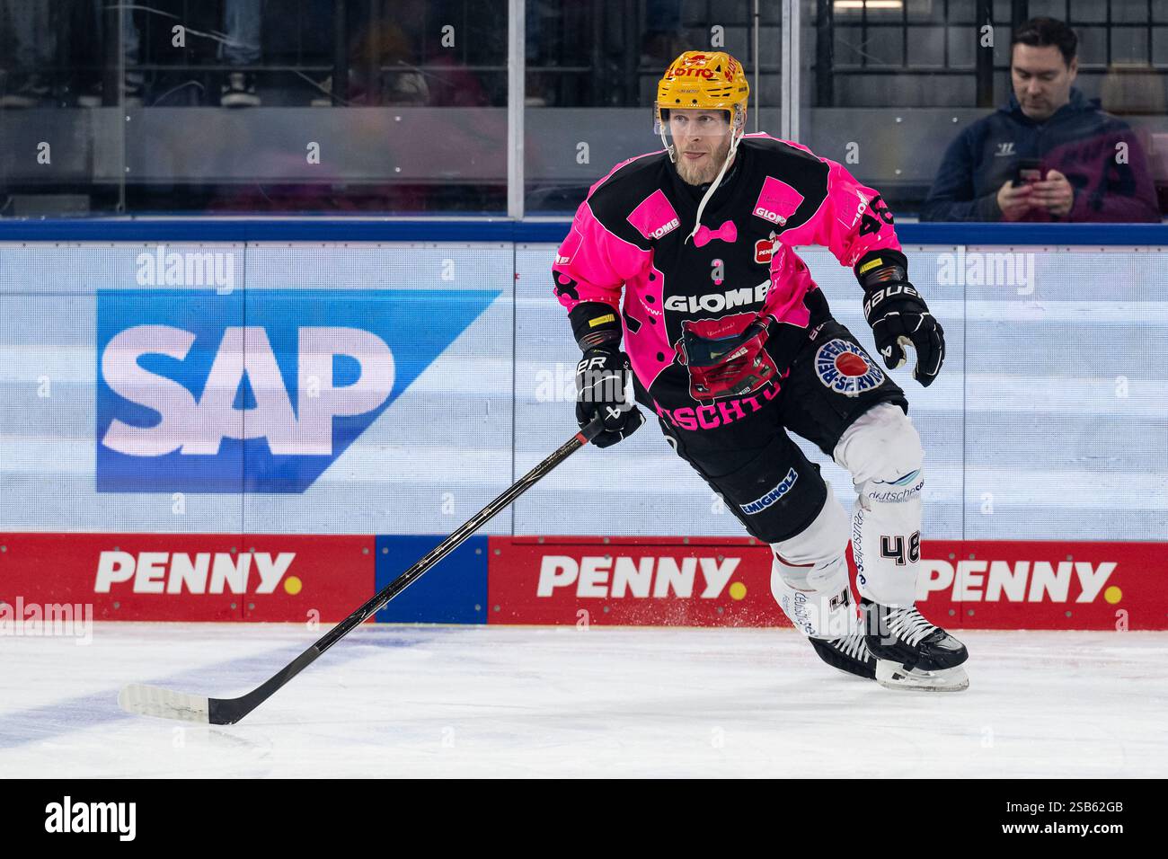 Nicholas B. Jensen (Fischtown Pinguins Bremerhaven, #48) beim Warmup ...