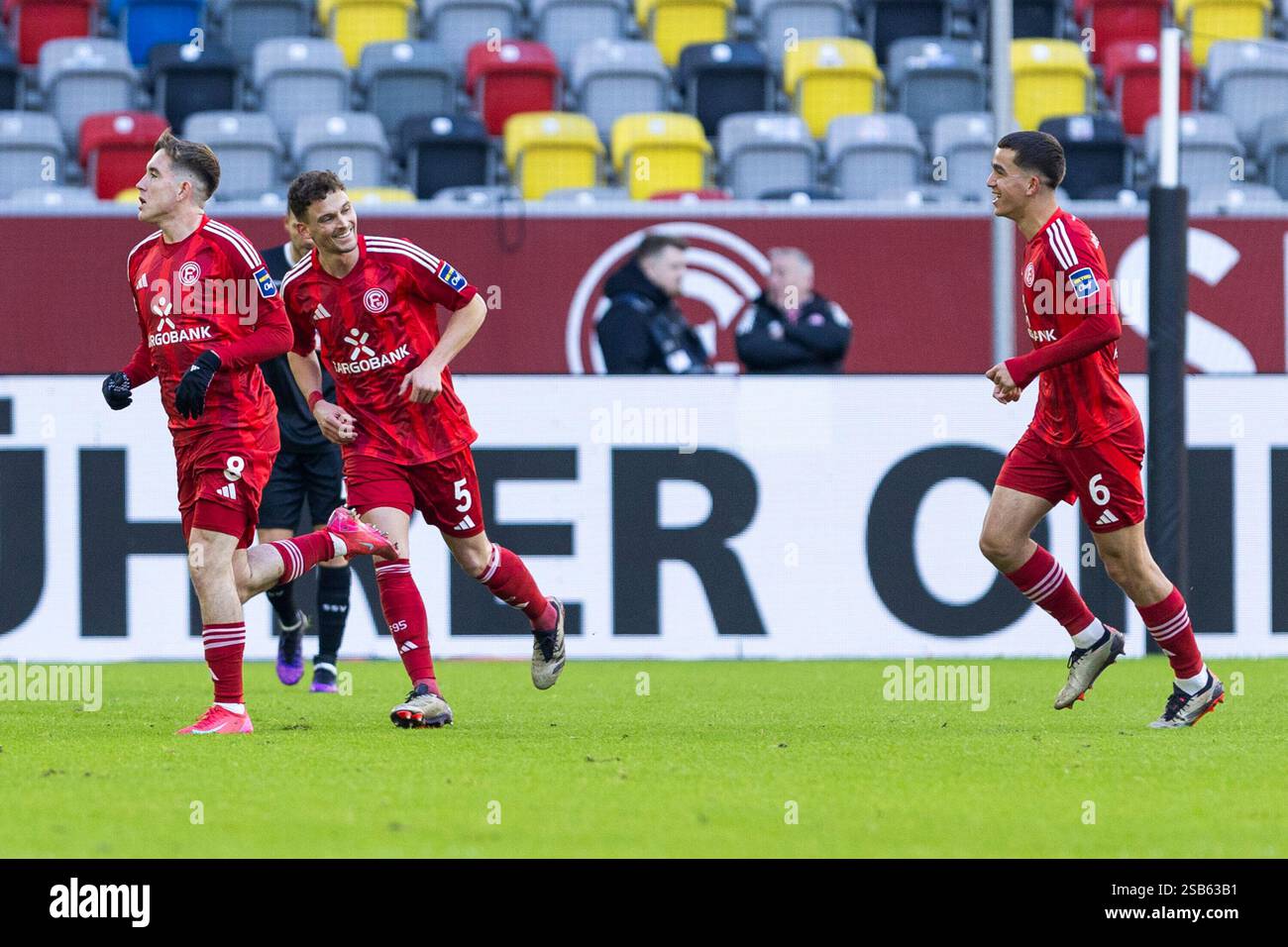 Jubel nach dem Tor zum 1:0 durch Isak Bergmann Johannesson (Fortuna D?sseldorf, #8). 2. Fussball ...