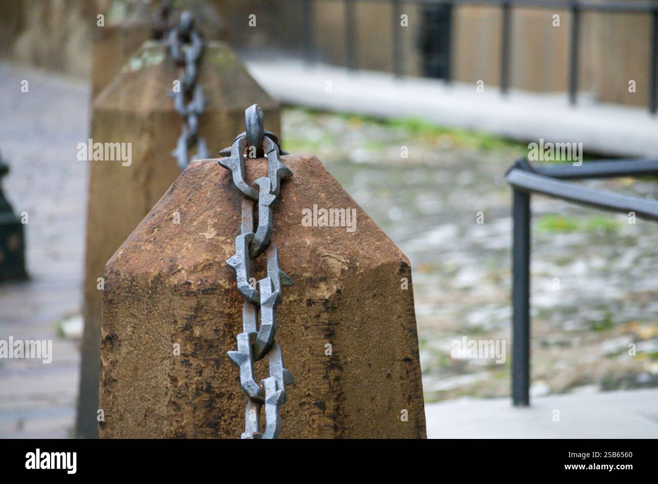 Two wire chains hi-res stock photography and images - Alamy