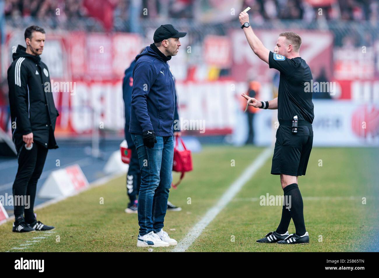 Braunschweig, Deutschland. 01st Feb, 2025. Schiedsrichter Lars Erbst ...