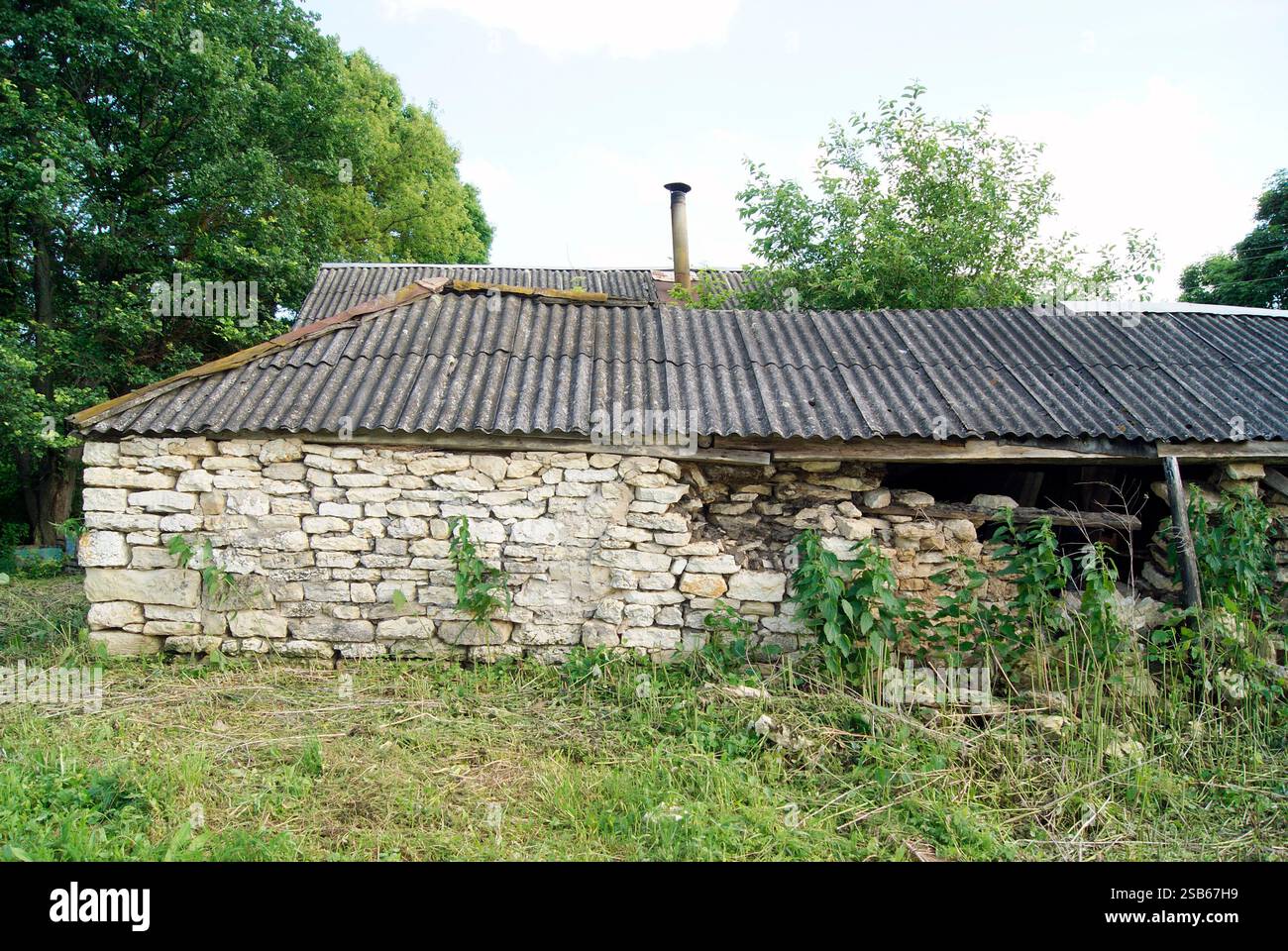Roof structure stone barn hi-res stock photography and images - Alamy