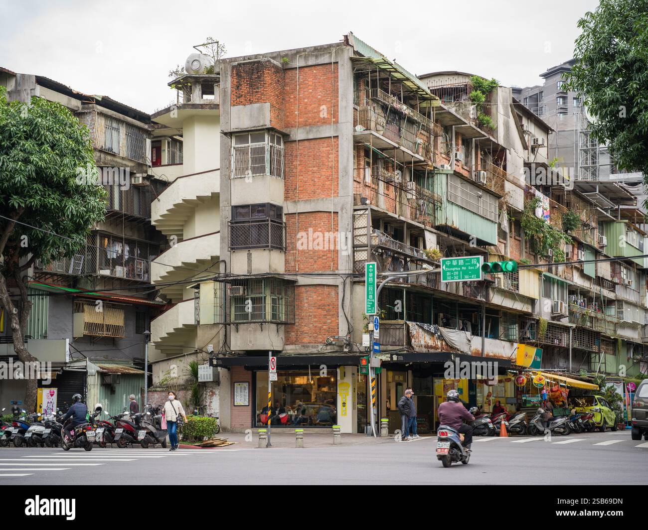 Nanjichang Community (南機場社區) run down public housing in Taipei Taiwan ...