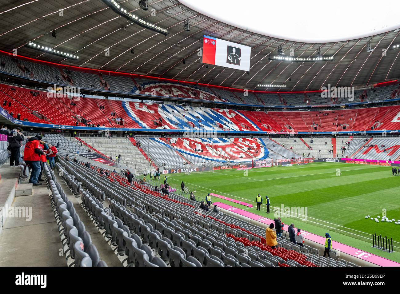Allianz-Arena, Totale Innenraum mit Blick auf die Kurve mit dem Logo ...