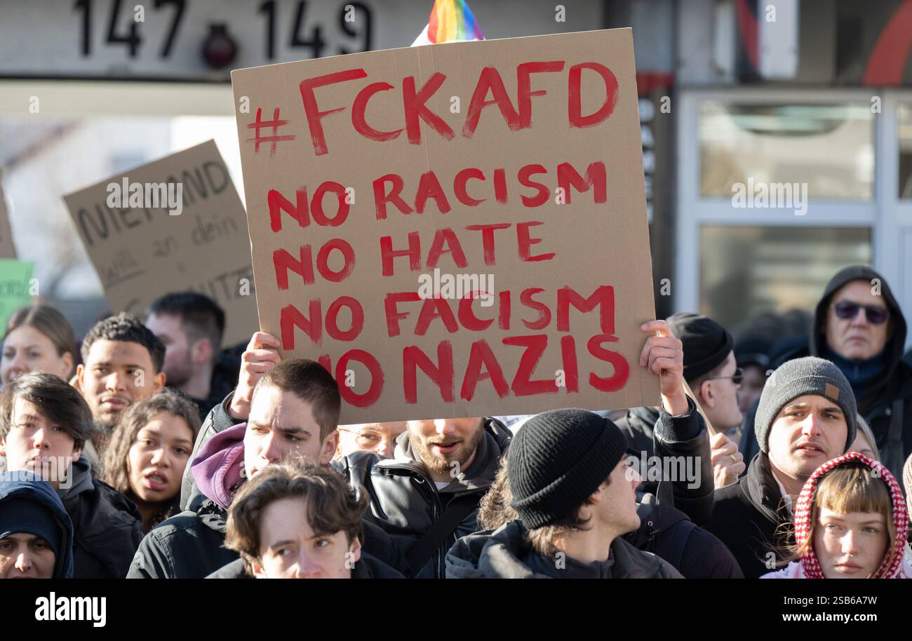 Neu Isenburg, Germany. 01st Feb, 2025. People demonstrate against an ...