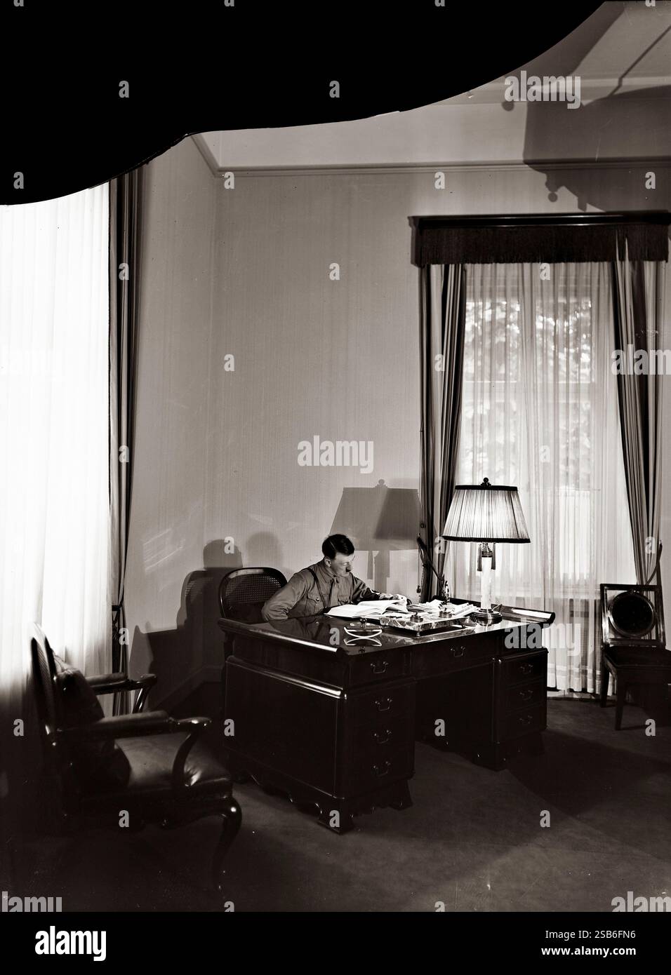 Adolf Hitler writing at his desk Stock Photo - Alamy