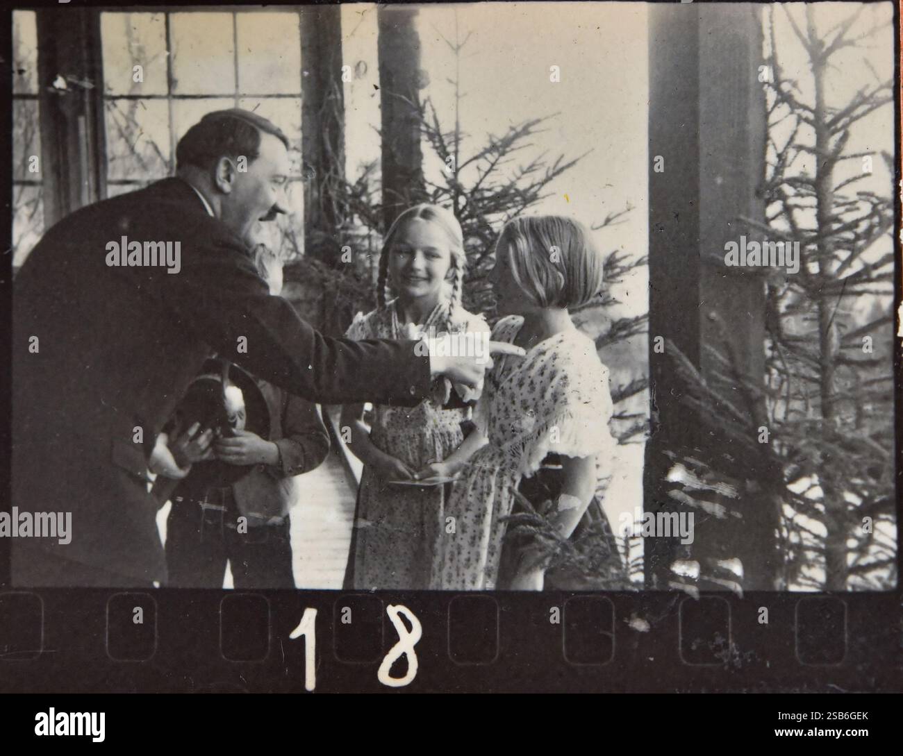 Nazi leader Adolf Hitler with school children Stock Photo - Alamy