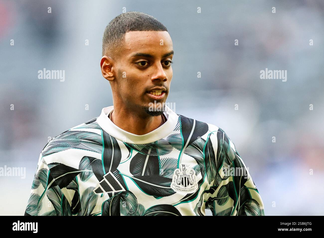 Alexander Isak of Newcastle United warms up prior to the Premier League ...