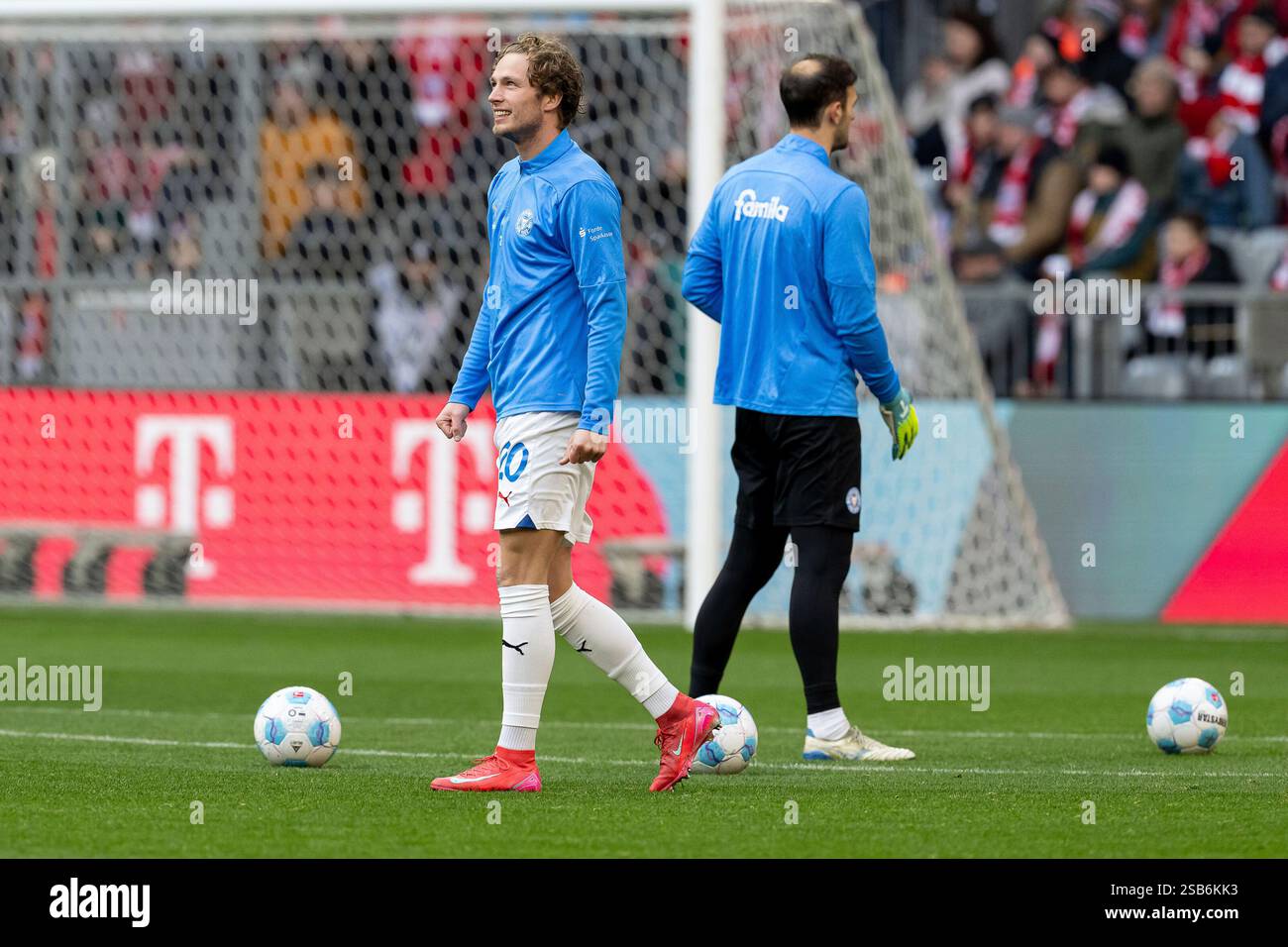 Muenchen, Deutschland. 01st Feb, 2025. Jann-Fiete Arp (Holstein Kiel, #20) beim Aufwaermen. GER ...