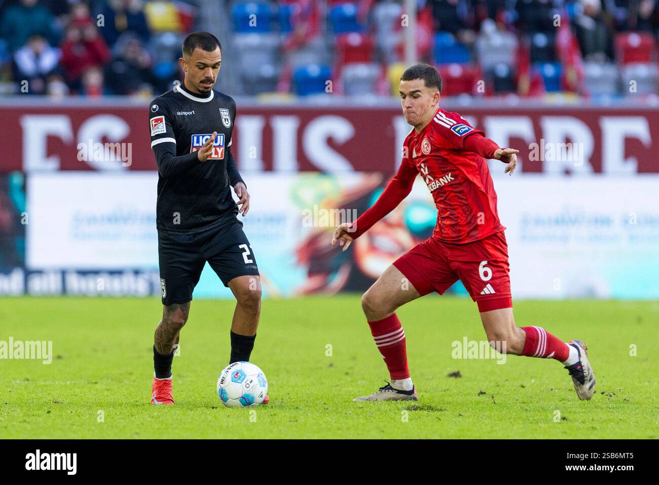 Oliver Batista Meier (SSV Ulm 1846 Fussball, #21) im Zweikampf mit Giovanni Haag (Fortuna D ...