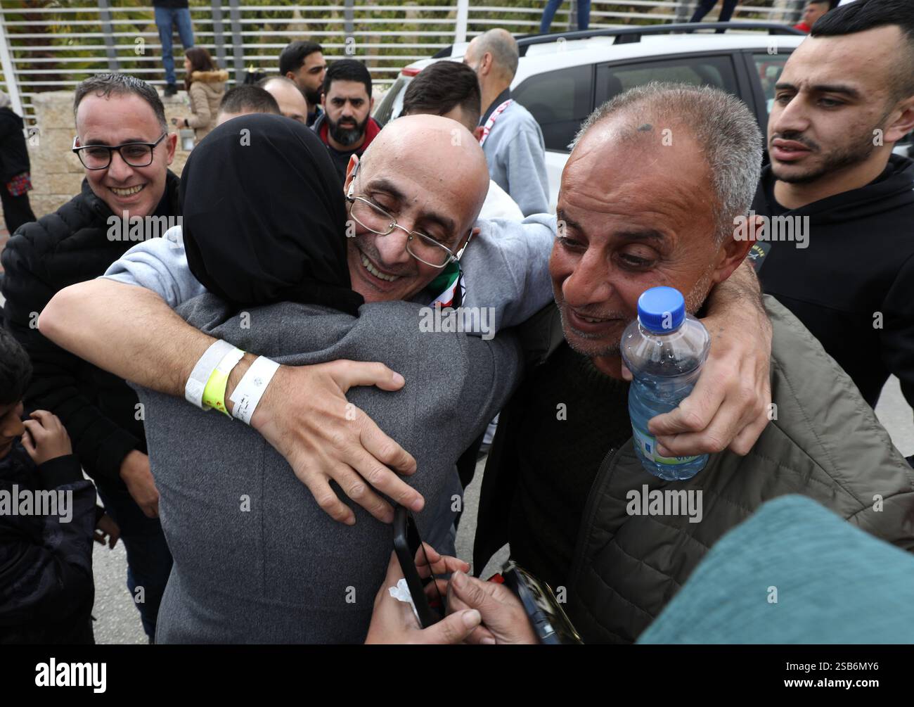 (250201) -- RAMALLAH, Feb. 1, 2025 (Xinhua) -- People welcome a ...