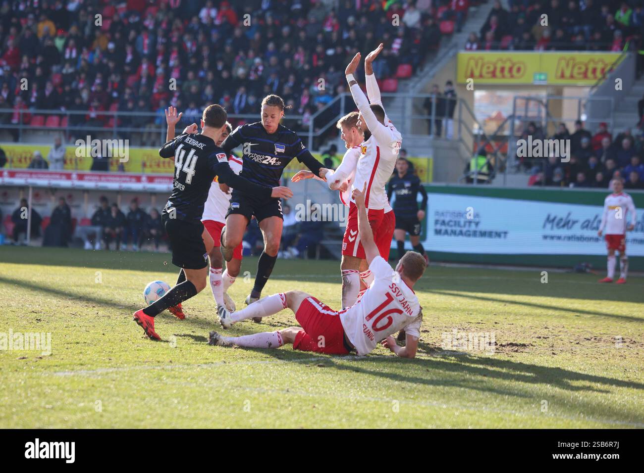 Derry Scherhant (Hertha BSC, 39), Robin Ziegele (SSV Jahn Regensburg ...