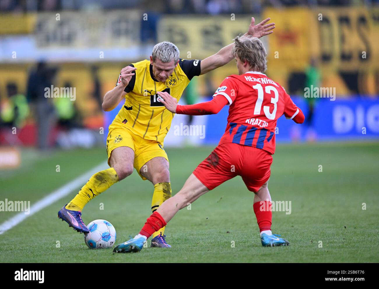 Zweikampf, Aktion Frans Kraetzig 1. FC Heidenheim 1846 FCH (13) gegen Julian Ryerson Borussia ...